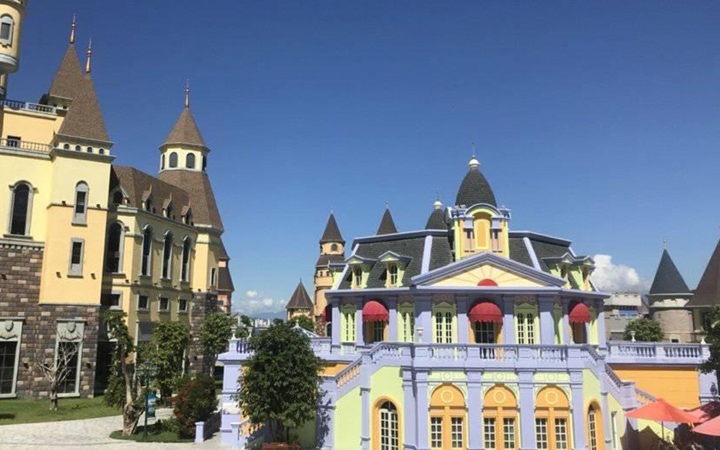 Lợp mái lâu đài bằng tấm lợp bitum TC Roofing - TCBM